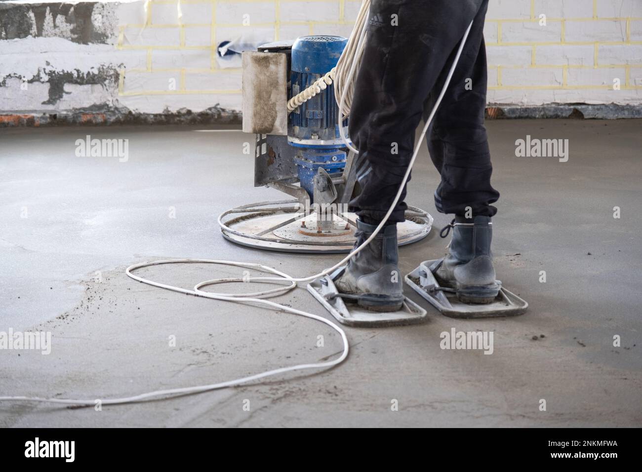 Ramming and grinding of semi-dry floor screed by a machine with a ...