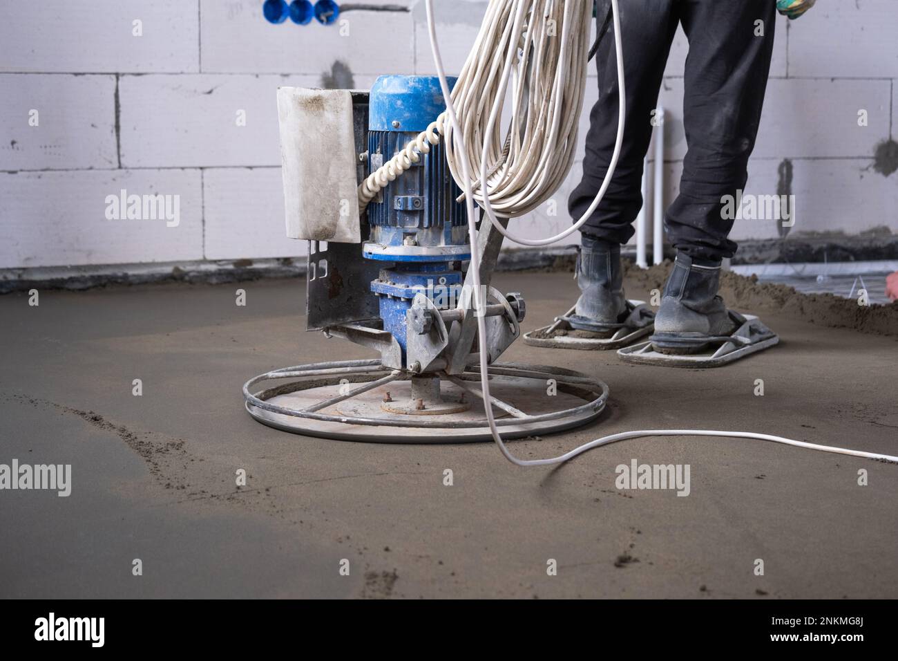 Ramming and grinding of semi-dry floor screed by a machine with a ...
