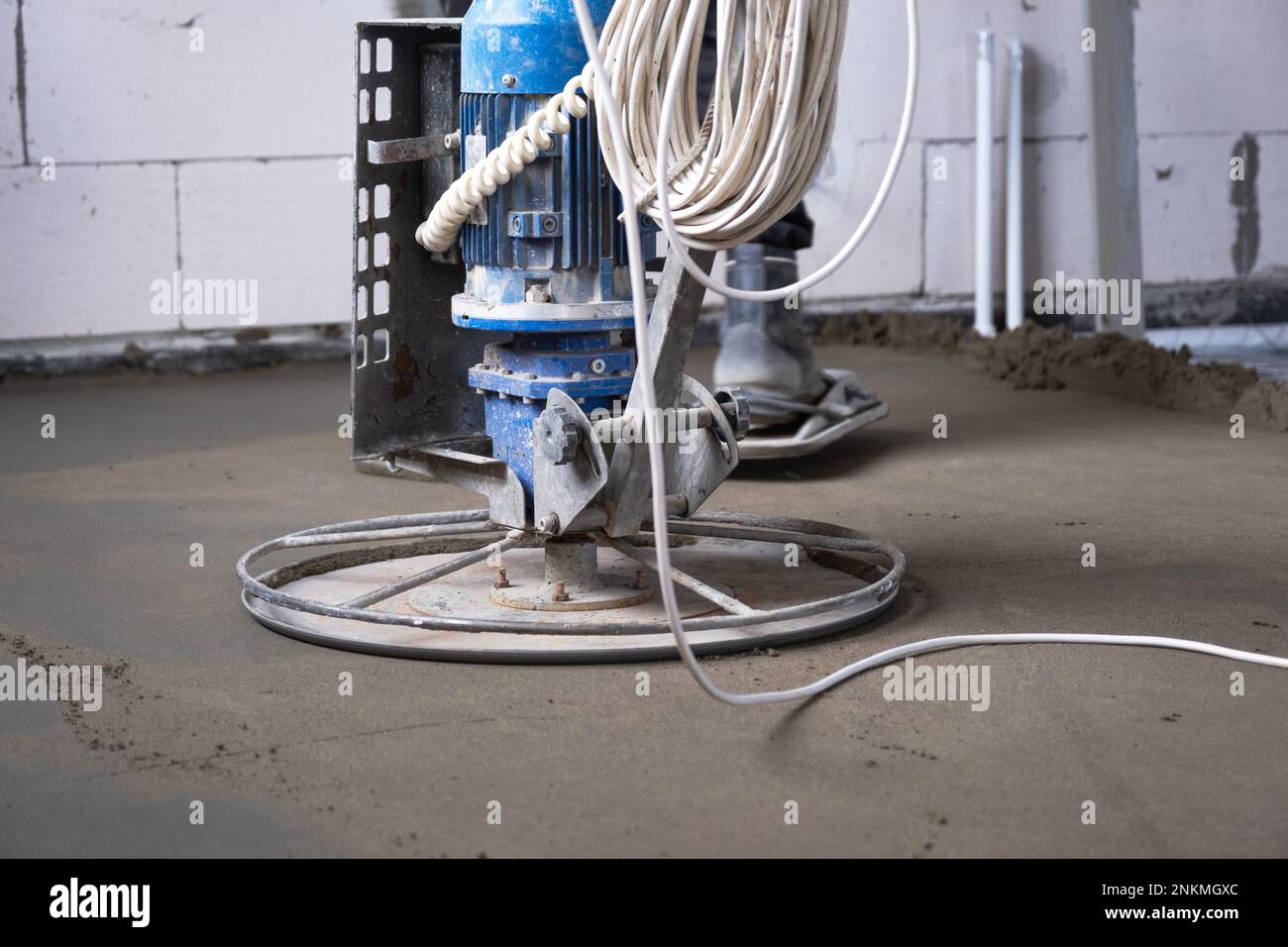 Ramming and grinding of semi-dry floor screed by a machine with a ...