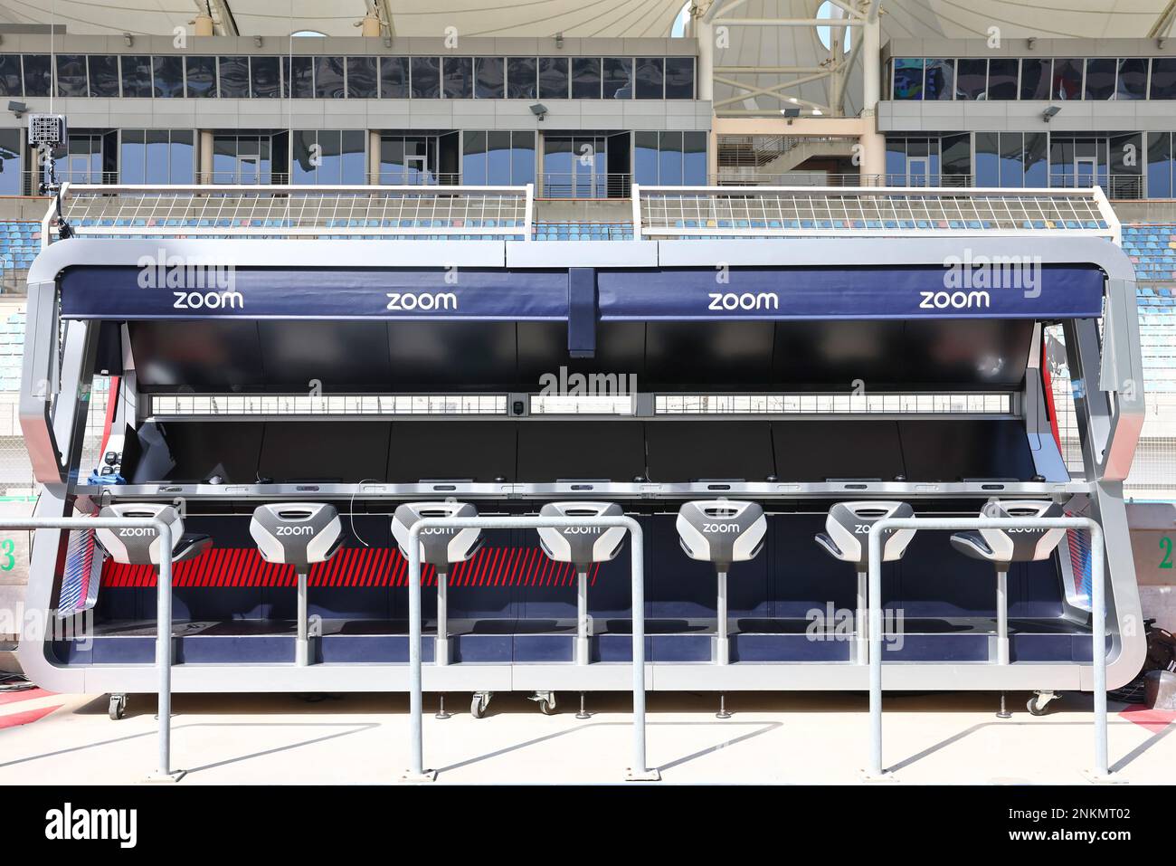 Red bull racing pit gantry hi-res stock photography and images - Alamy