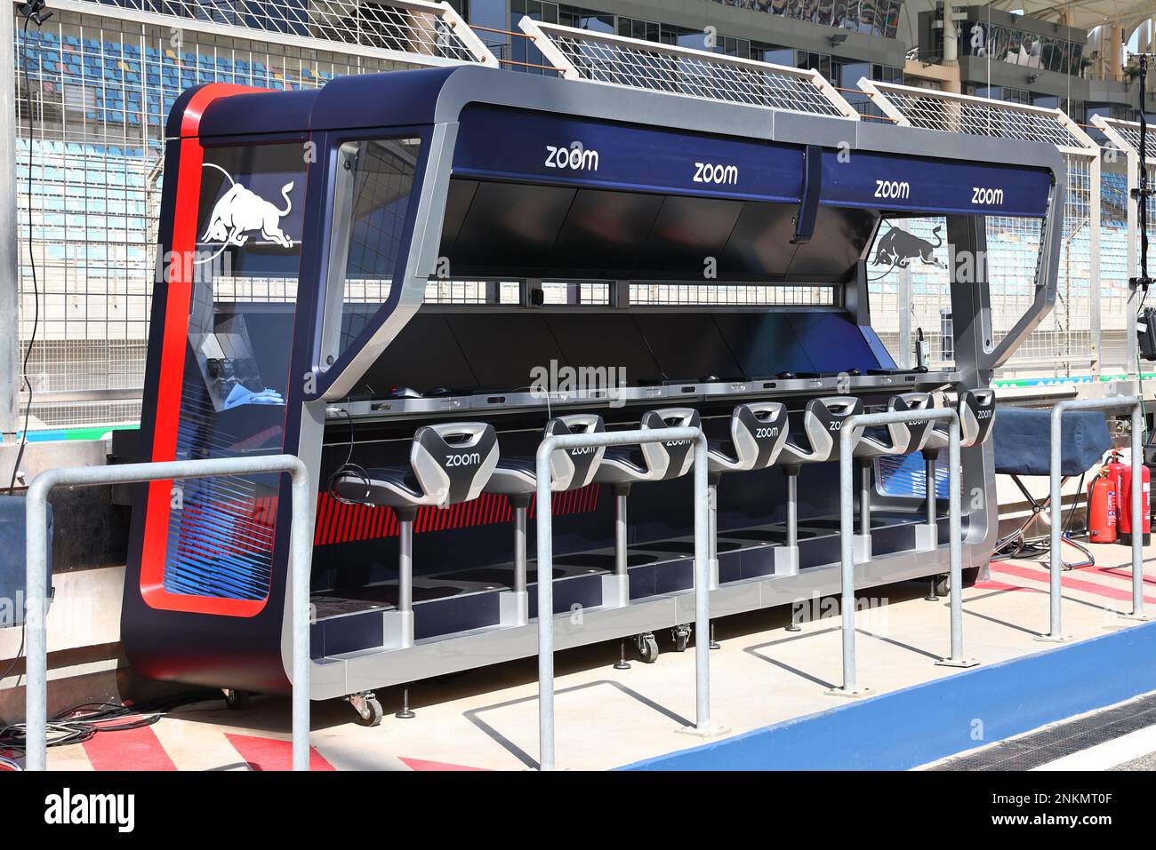 Red bull racing pit gantry hi-res stock photography and images - Alamy