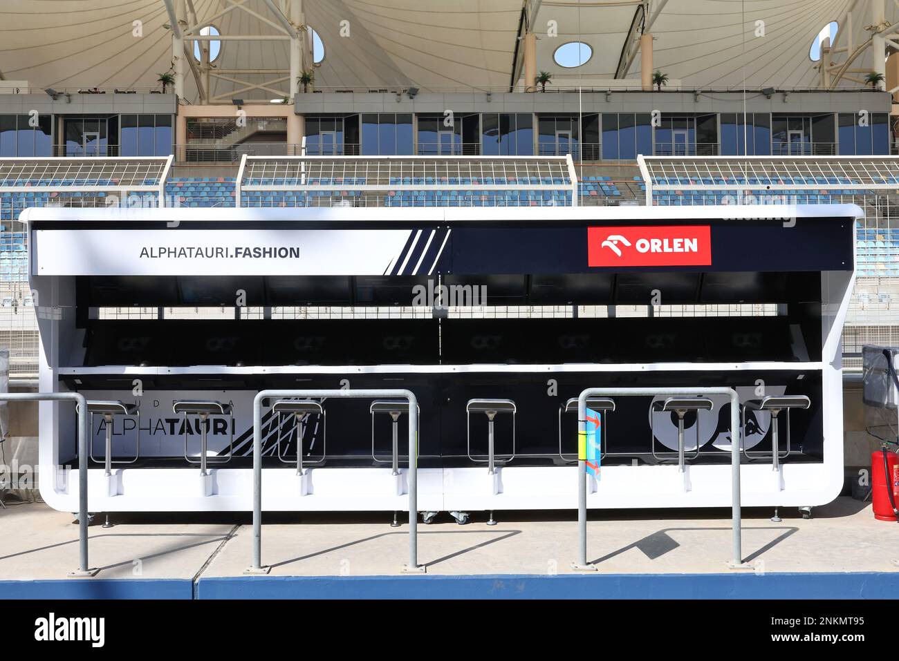 Alphatauri pit gantry hi-res stock photography and images - Alamy