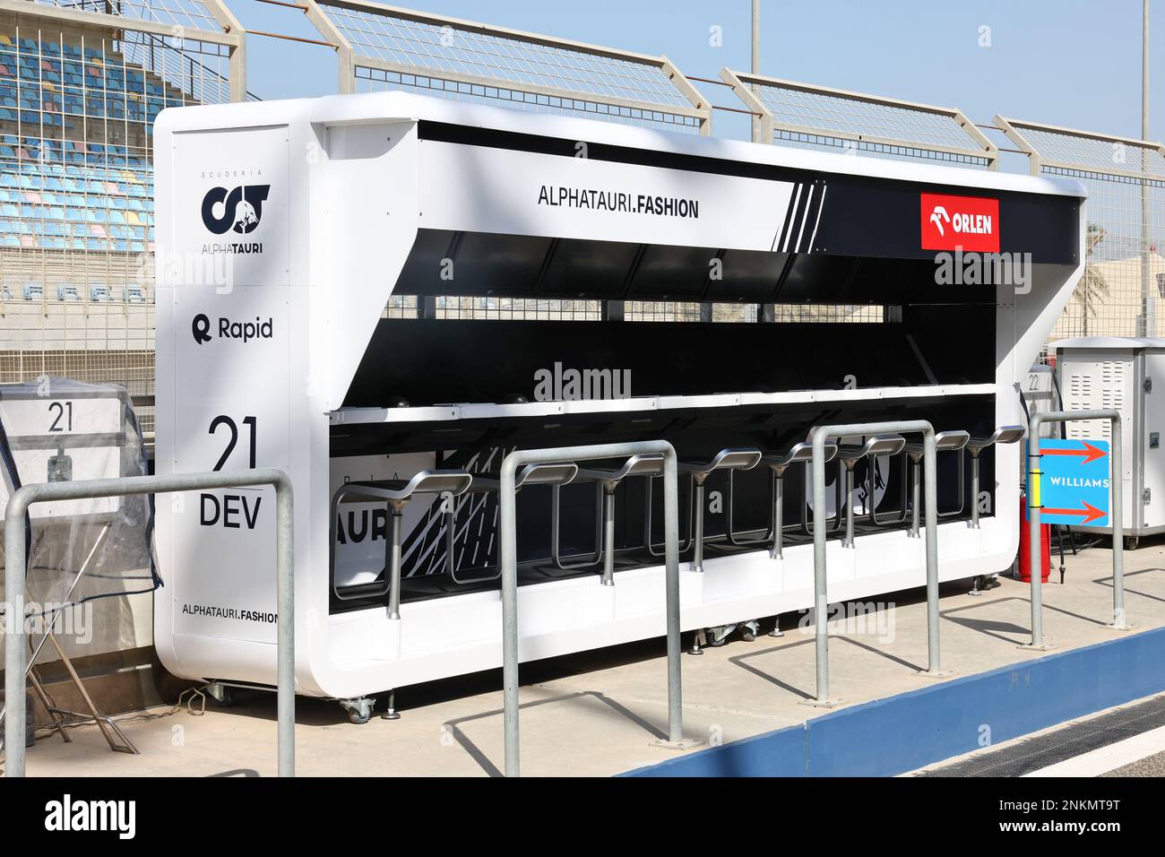 Alphatauri pit gantry hi-res stock photography and images - Alamy