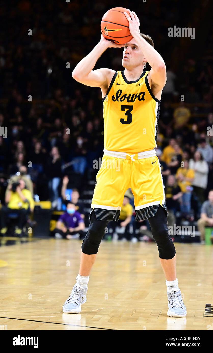 IOWA CITY, IA - FEBRUARY 28: Iowa guard Jordan Bohannon (3) sets up a ...