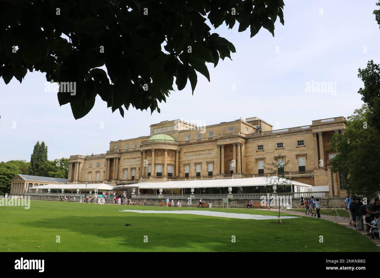 Back of buckingham palace hi-res stock photography and images - Alamy