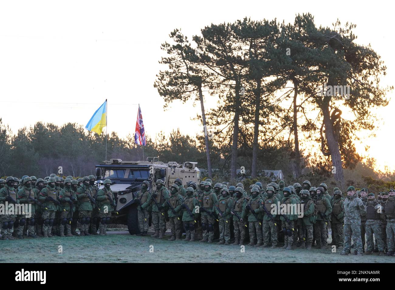 Ukrainian troops and their UK military instructors, commemorate lives ...