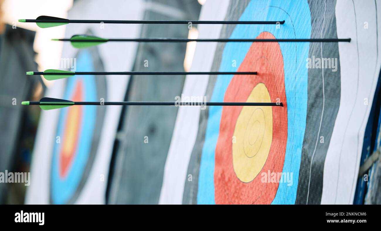 Arrows in archery target board hi-res stock photography and images - Alamy
