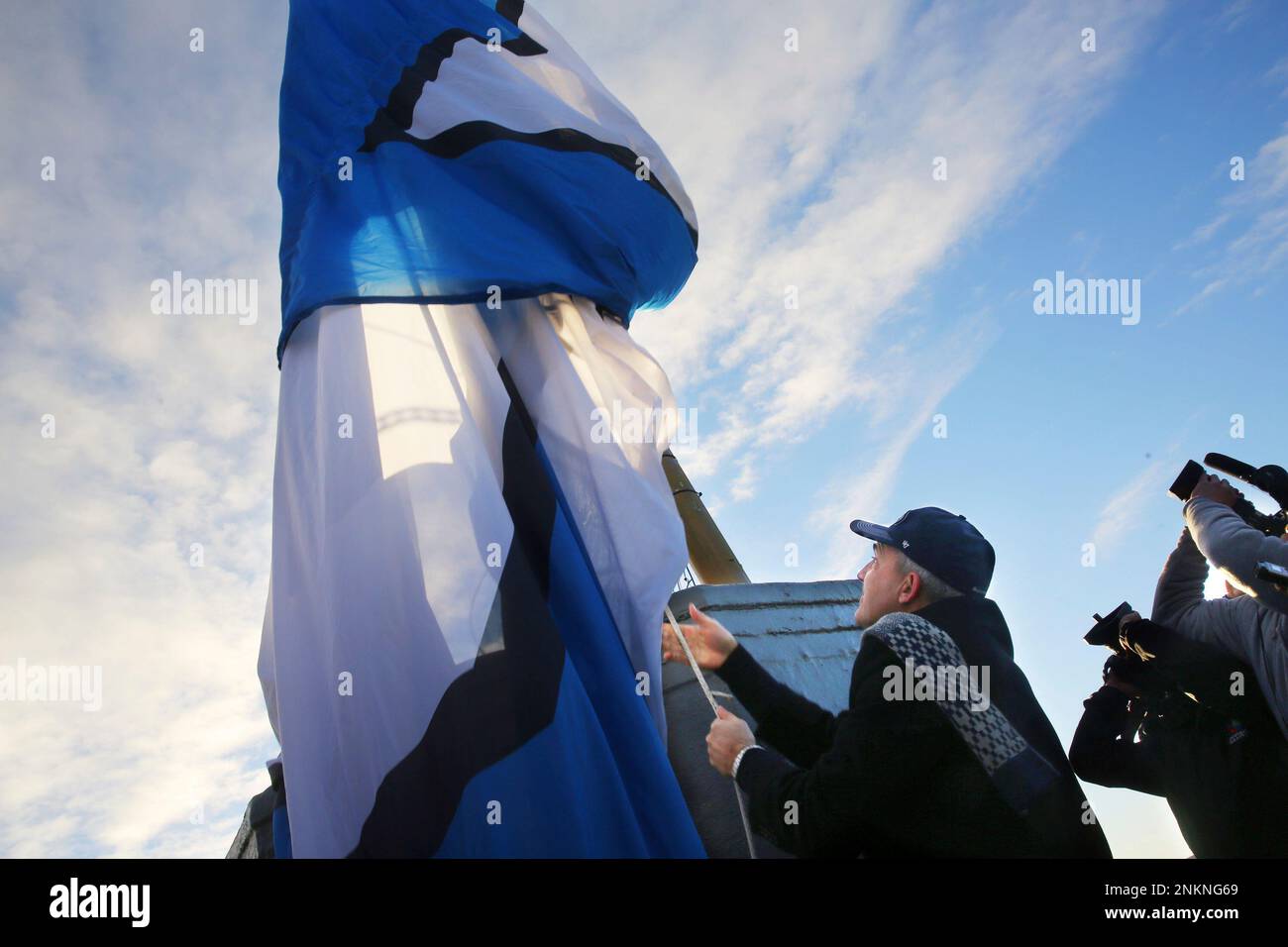 Former Seahawks quarterback Dave Kreig raises the 12s flag over the ...