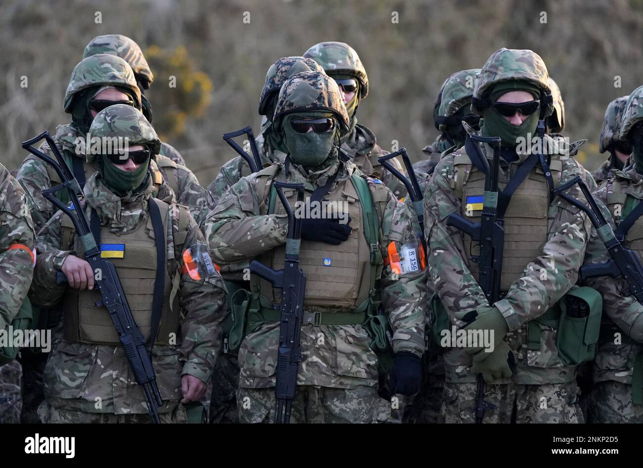 Ukrainian troops and their UK military instructors, commemorate lives ...