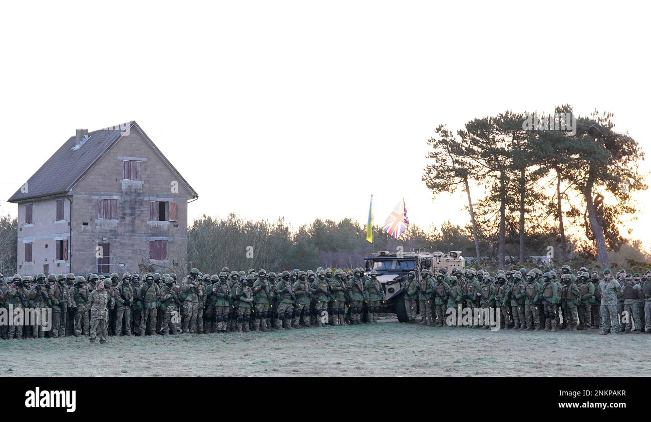 Ukrainian troops and their UK military instructors, commemorate lives ...