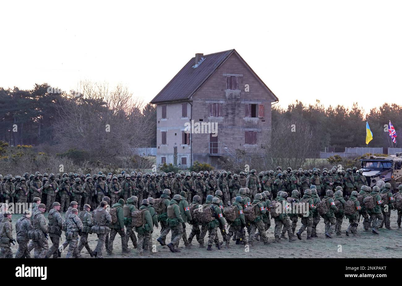 Ukrainian troops and their UK military instructors, commemorate lives ...
