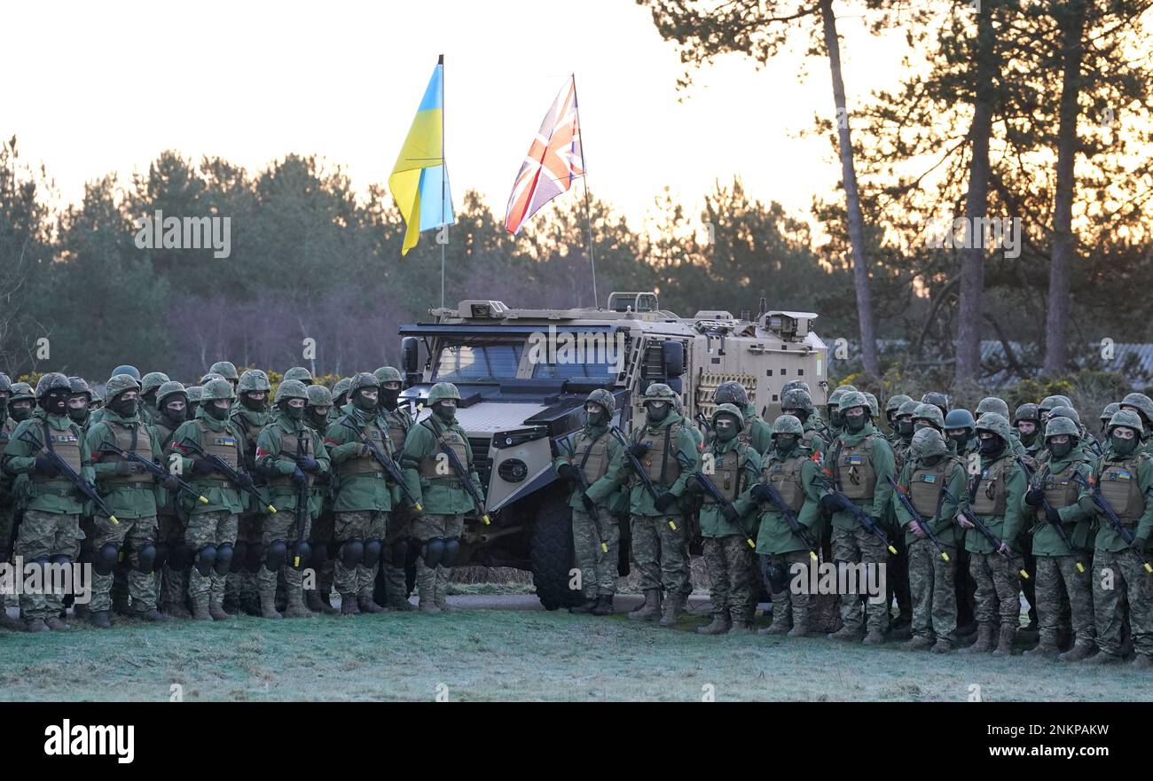 Ukrainian troops and their UK military instructors, commemorate lives ...