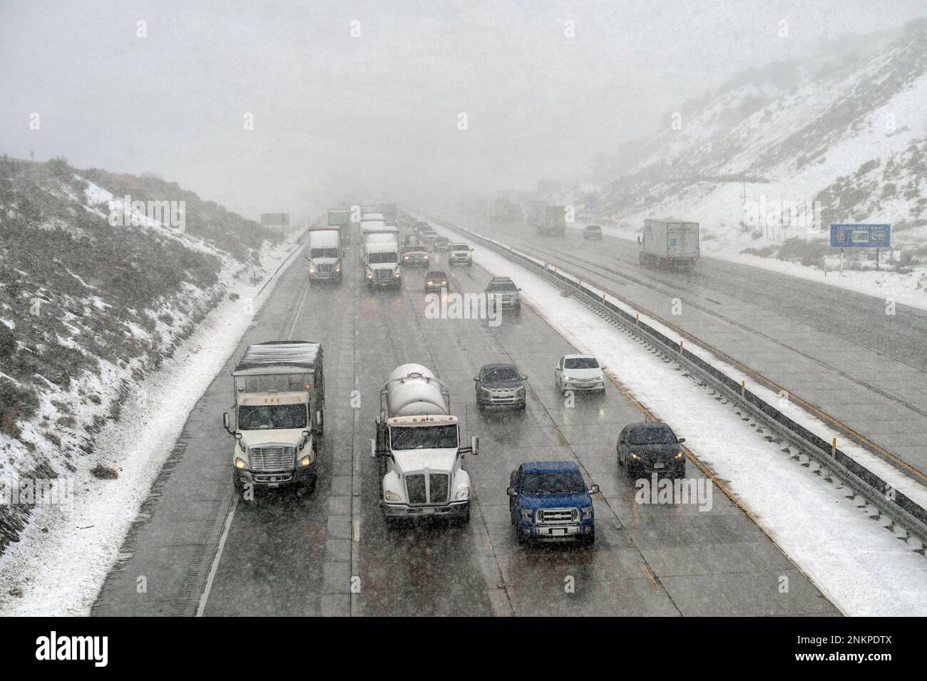 Vehicles make their way along the I-5 through the Grapevine north of ...