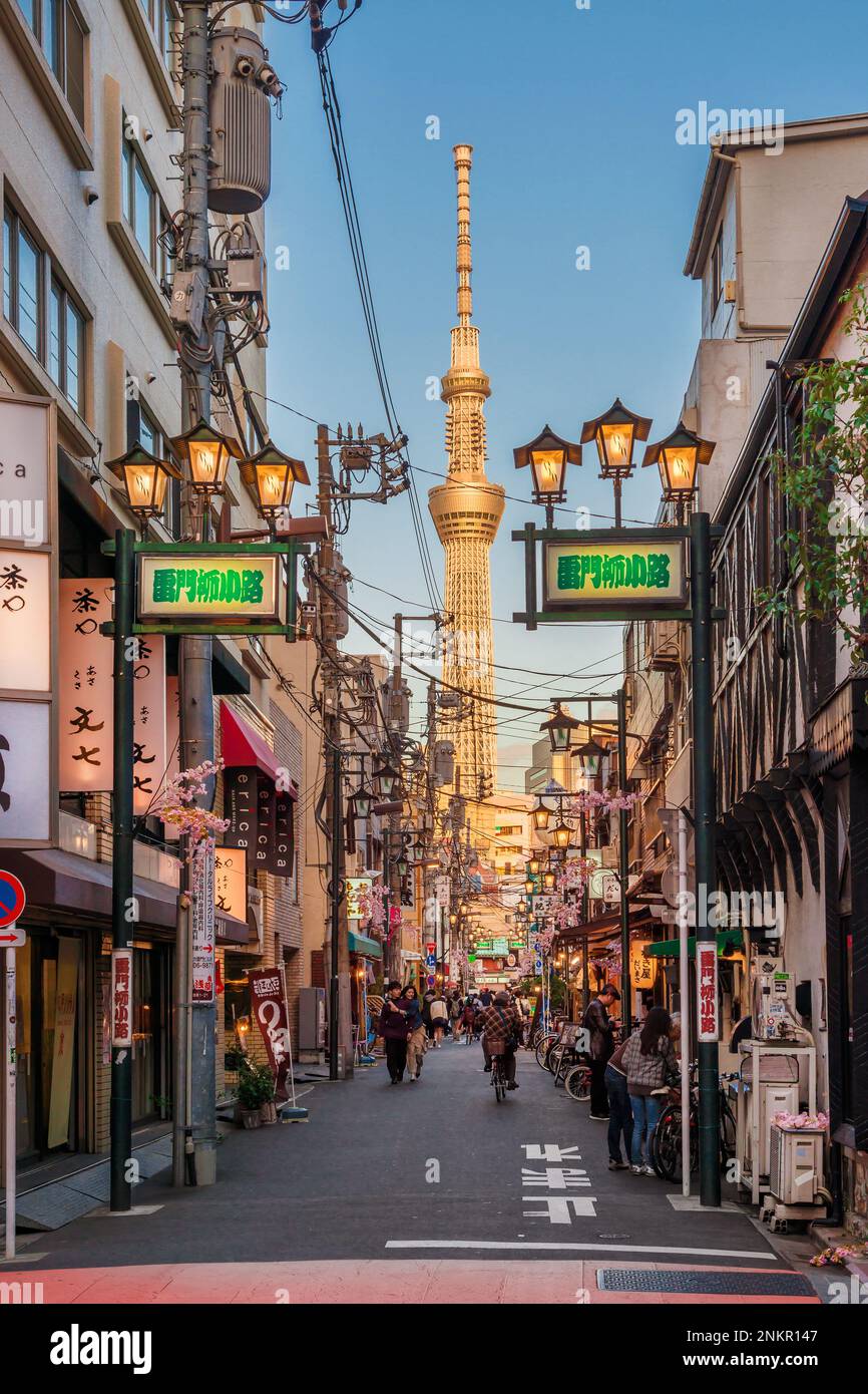 View of the famous Tokyo Skytree from Kaminarimon Yanagi-kōji Street in ...