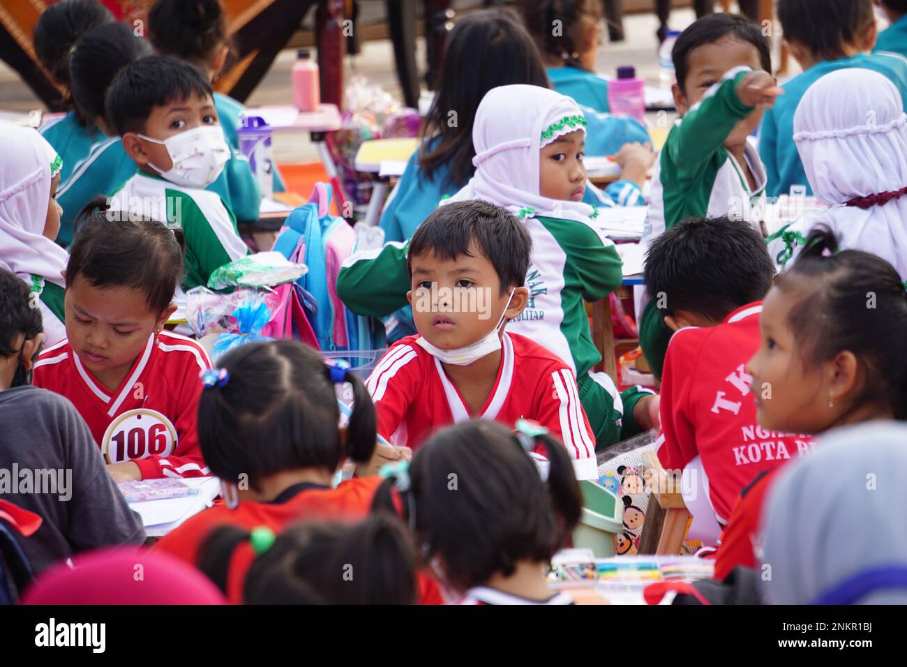 Kindergarten students are drawing together Stock Photo - Alamy