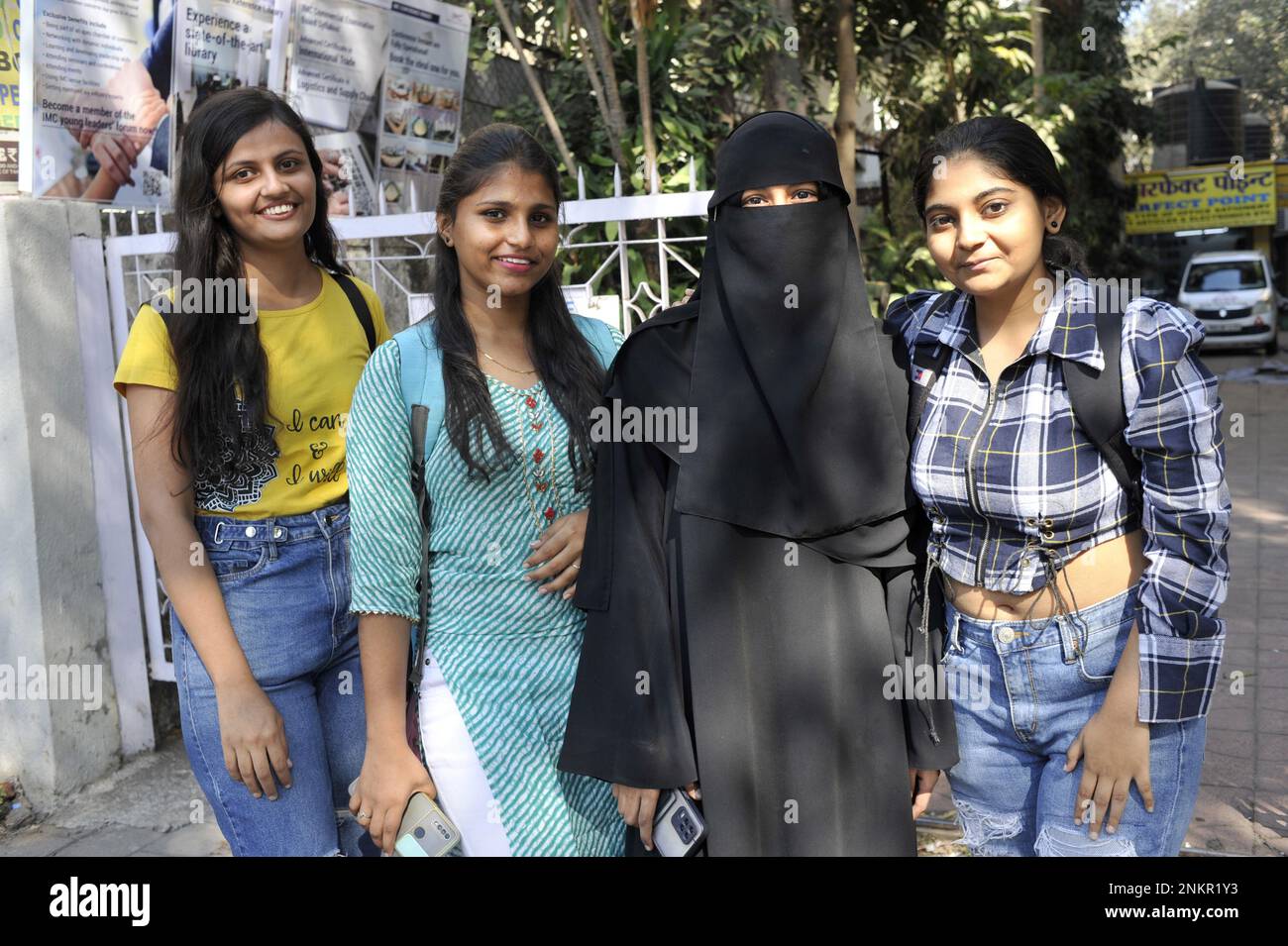 INDIA. MAHARASTHRA. MUMBAI (BOMBAY) CONTRAST BETWEEN HINDUS AND MUSLIM ...