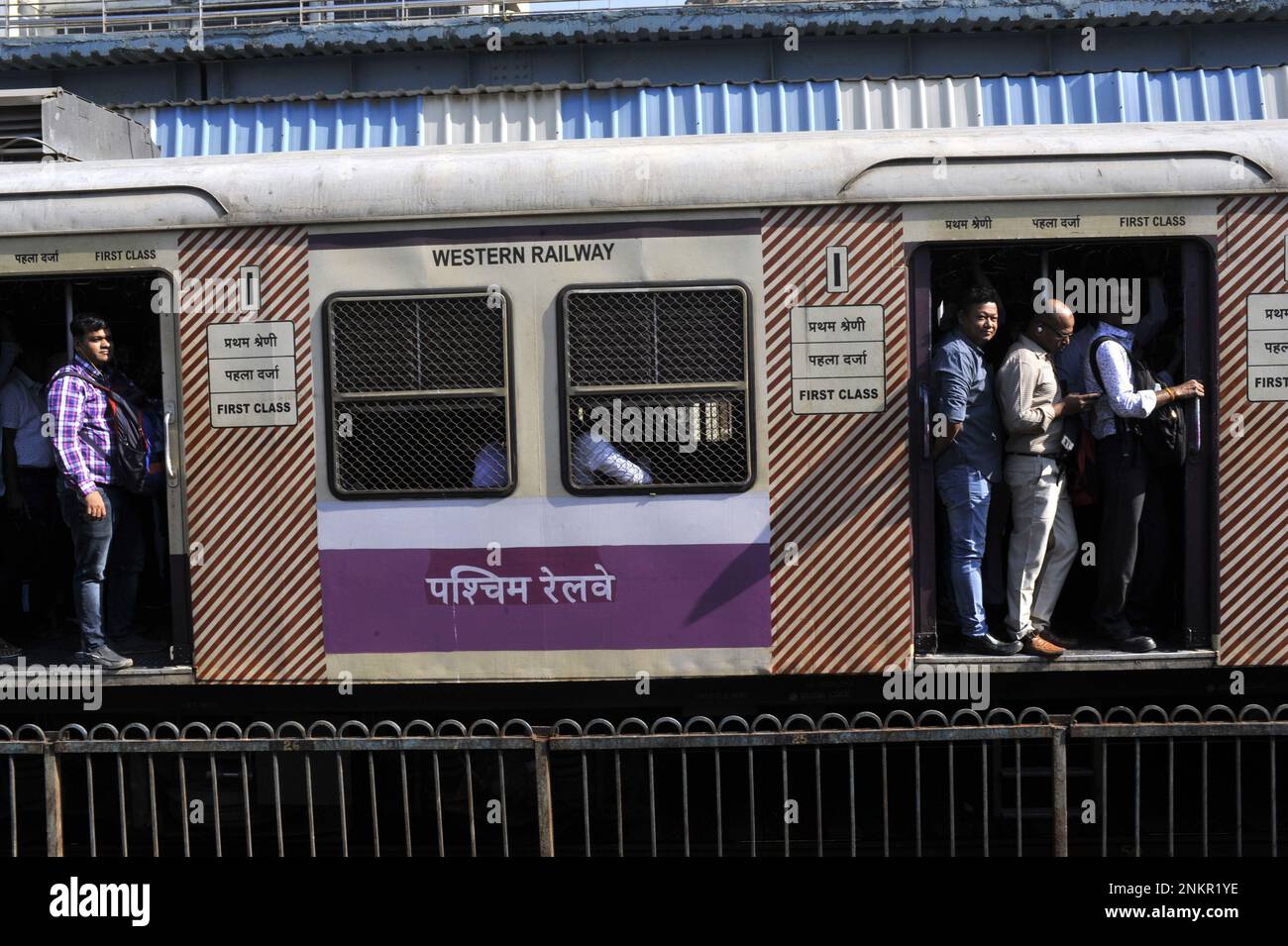 INDIA. MAHARASTHRA. MUMBAI (BOMBAY) SUBURB TRAIN AT RUSH HOUR Stock ...