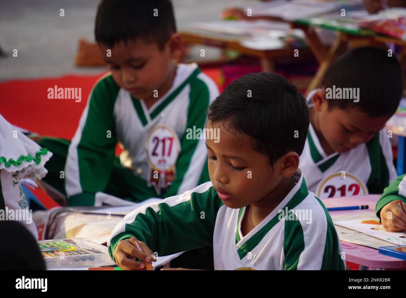 Kindergarten students are drawing together Stock Photo - Alamy