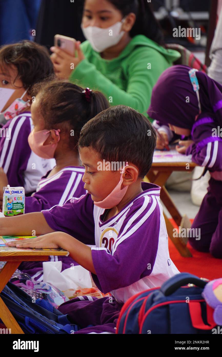 Kindergarten students are drawing together Stock Photo - Alamy