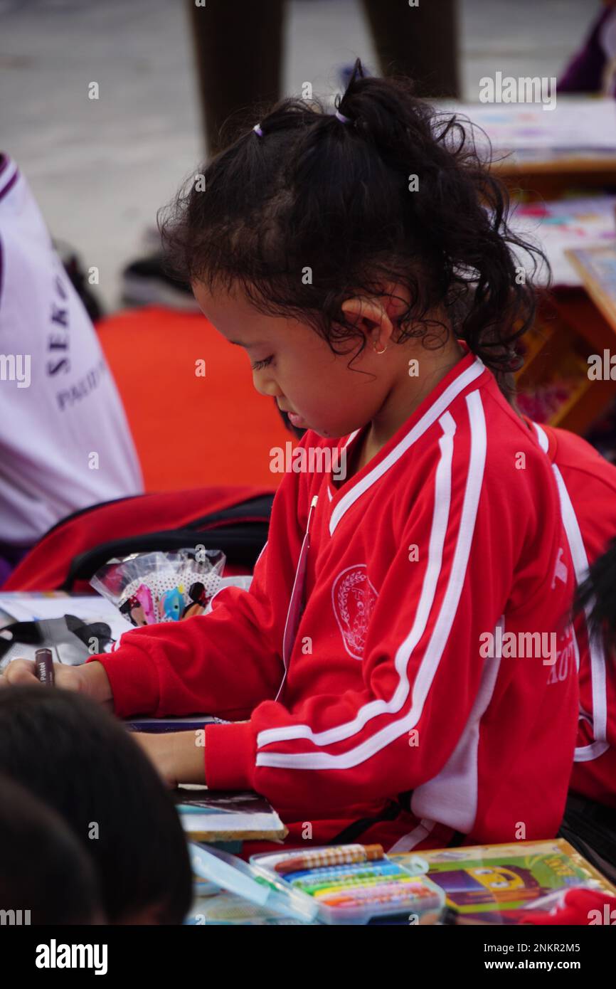 Kindergarten students are drawing together Stock Photo - Alamy