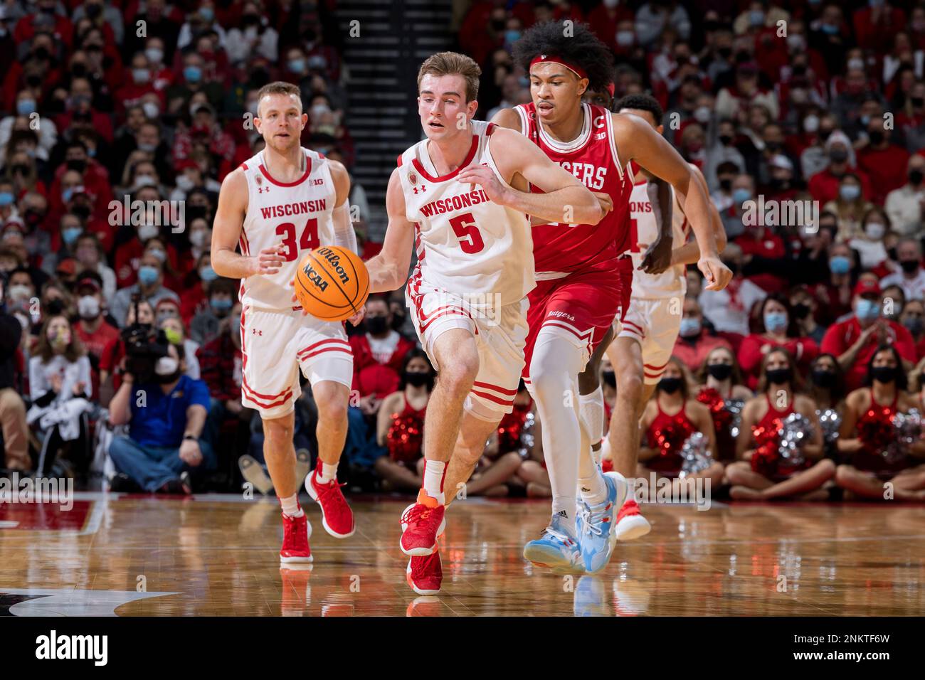 Wisconsin Badgers forward Tyler Wahl (5) handles the ball during an ...