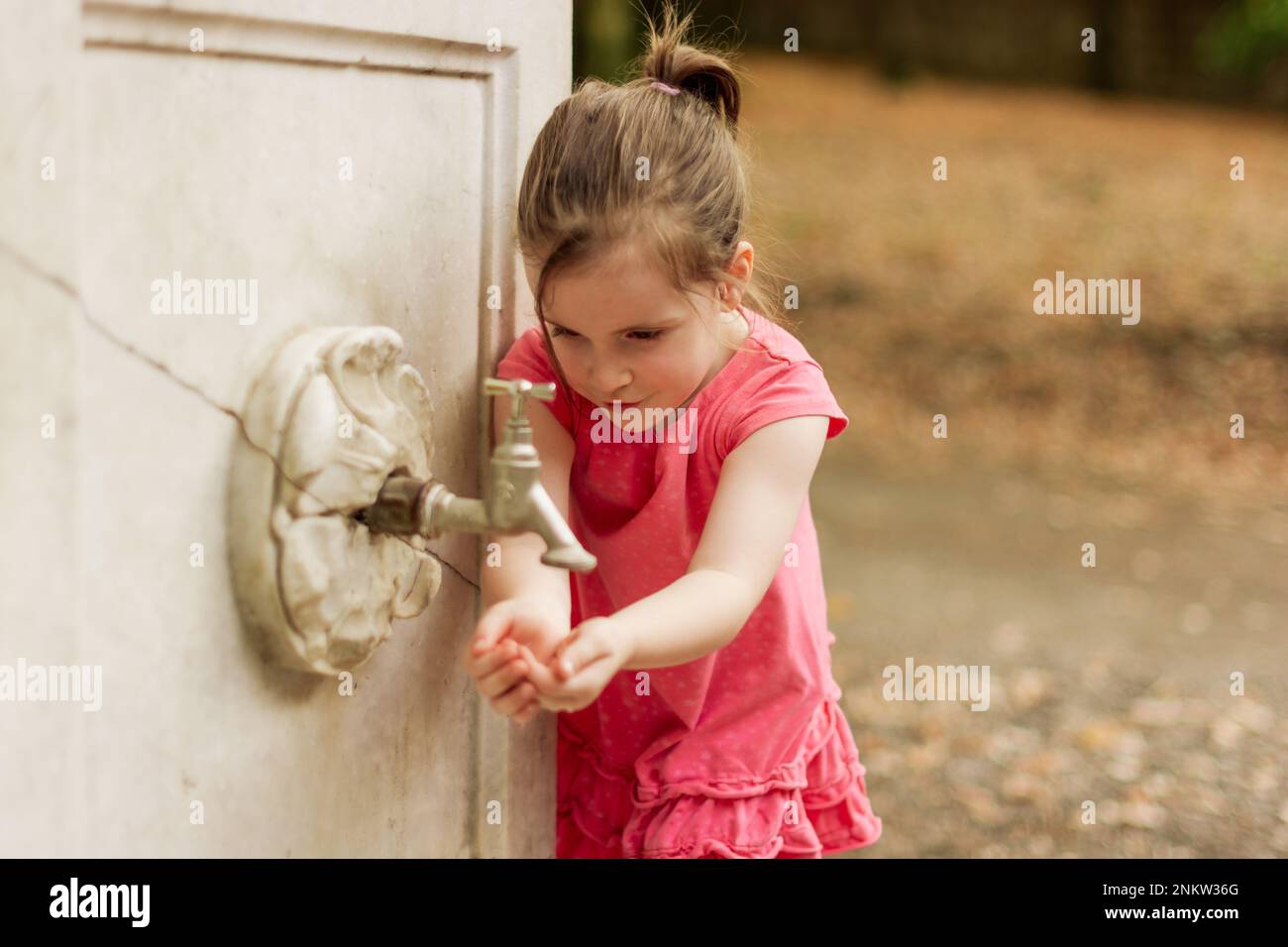 3 girls in water hi-res stock photography and images - Alamy