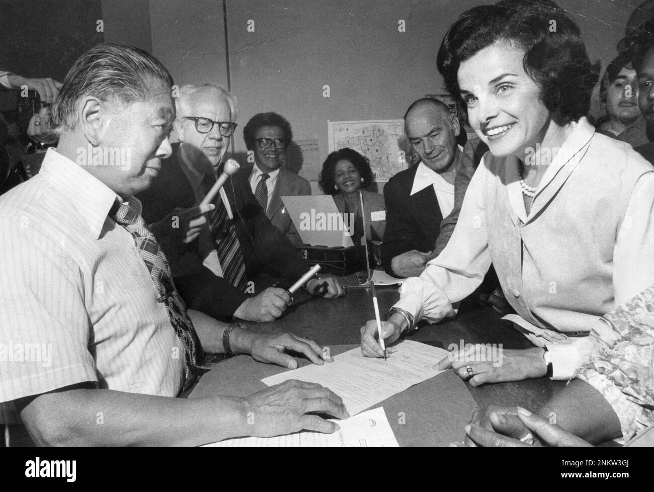 Mayor Dianne Feinstein turns in her candidacy forms to SF Deputy ...