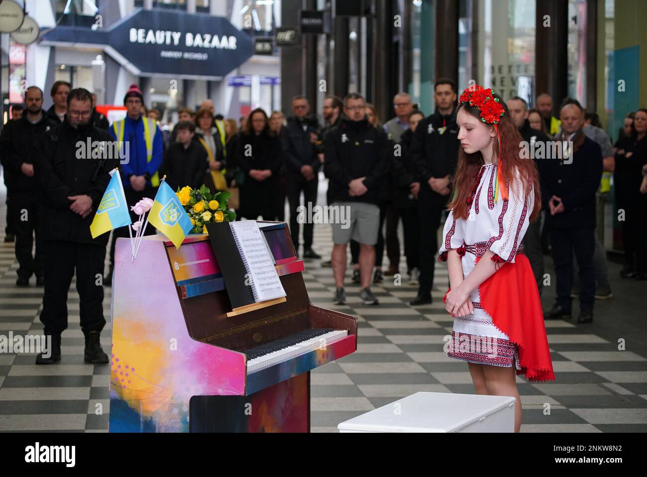 Ukrainian teenager, Alisa Bushuieva joins members of the public to ...