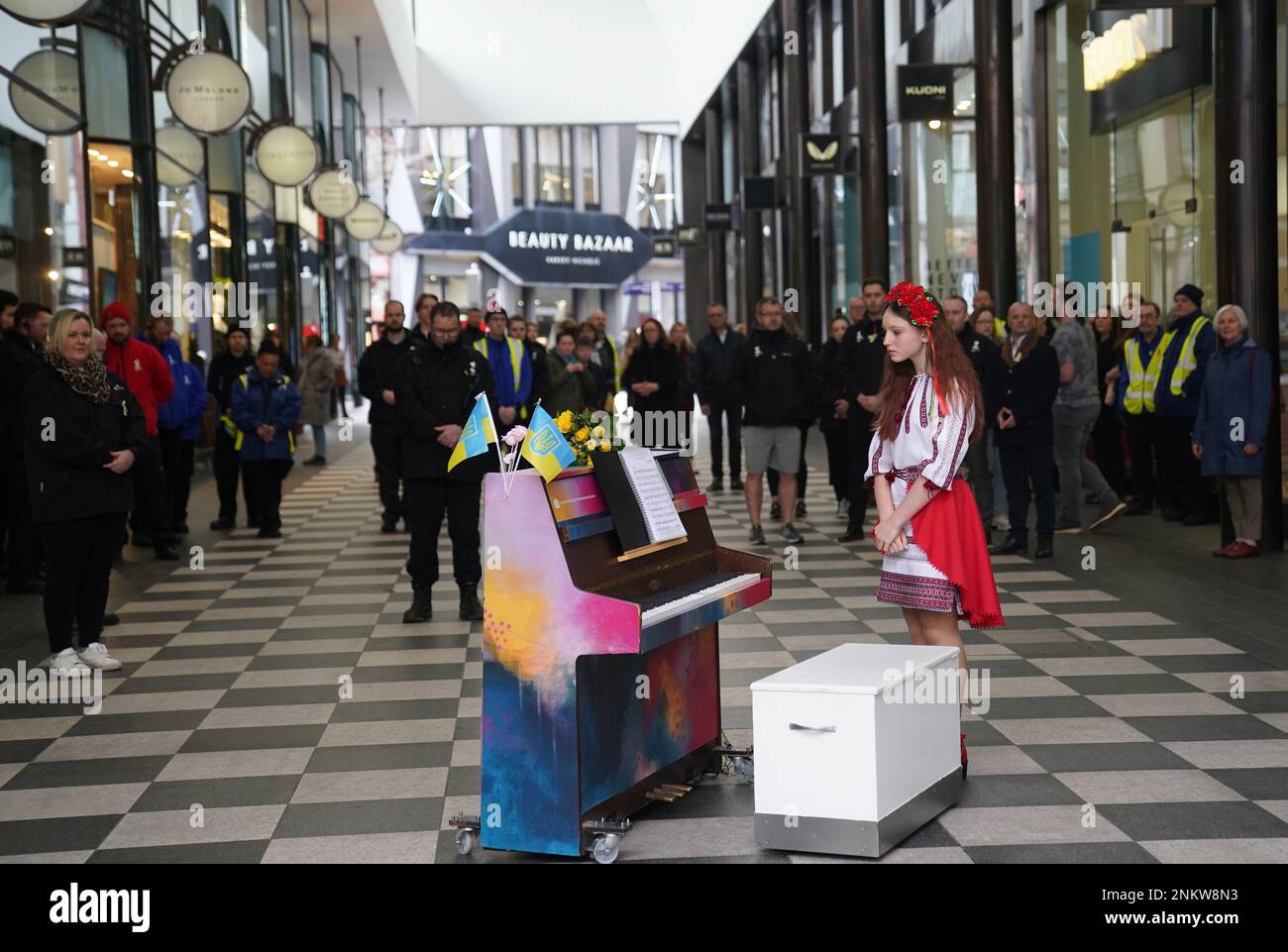 Ukrainian teenager, Alisa Bushuieva joins members of the public to ...