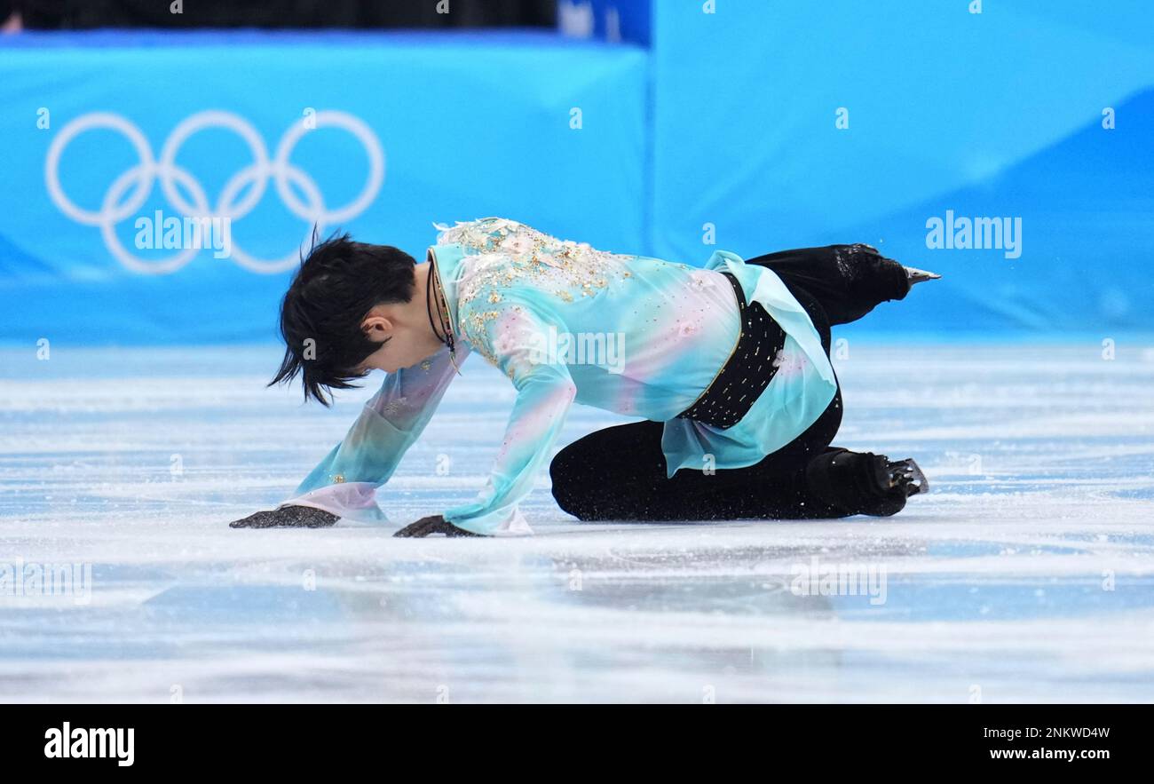 Yuzuru Hanyu of Japan challenges the quadruple axel jump during the Men ...