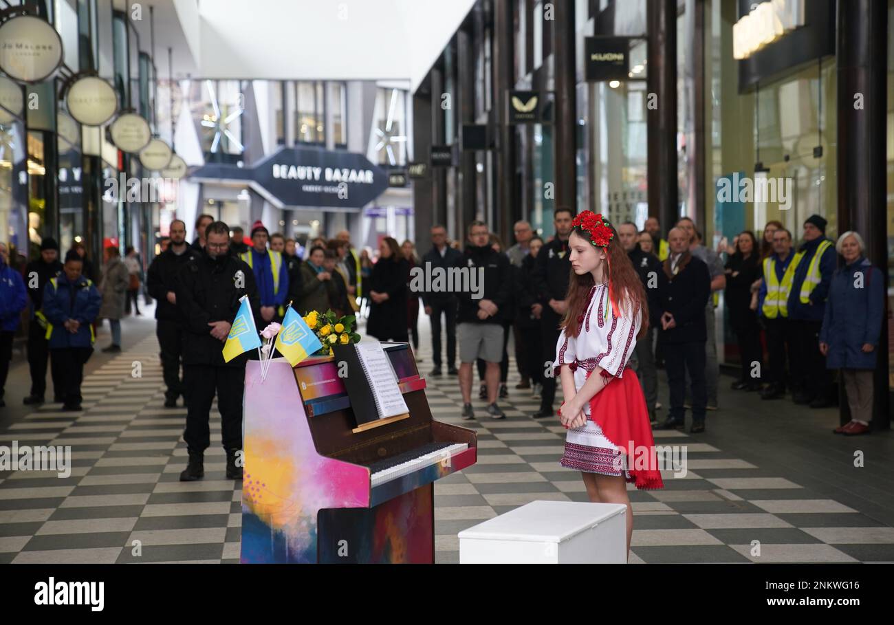 Ukrainian teenager, Alisa Bushuieva joins members of the public to ...