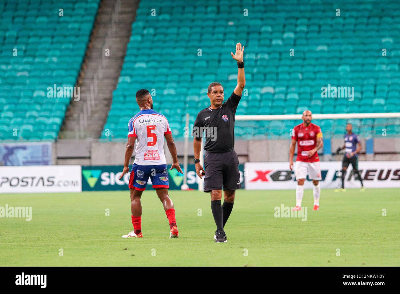 BA - Salvador - 09/02/2022 - BAIANO 2022, BAHIA X BARCELONA DE ILHEUS - O arbitro Emerson ...
