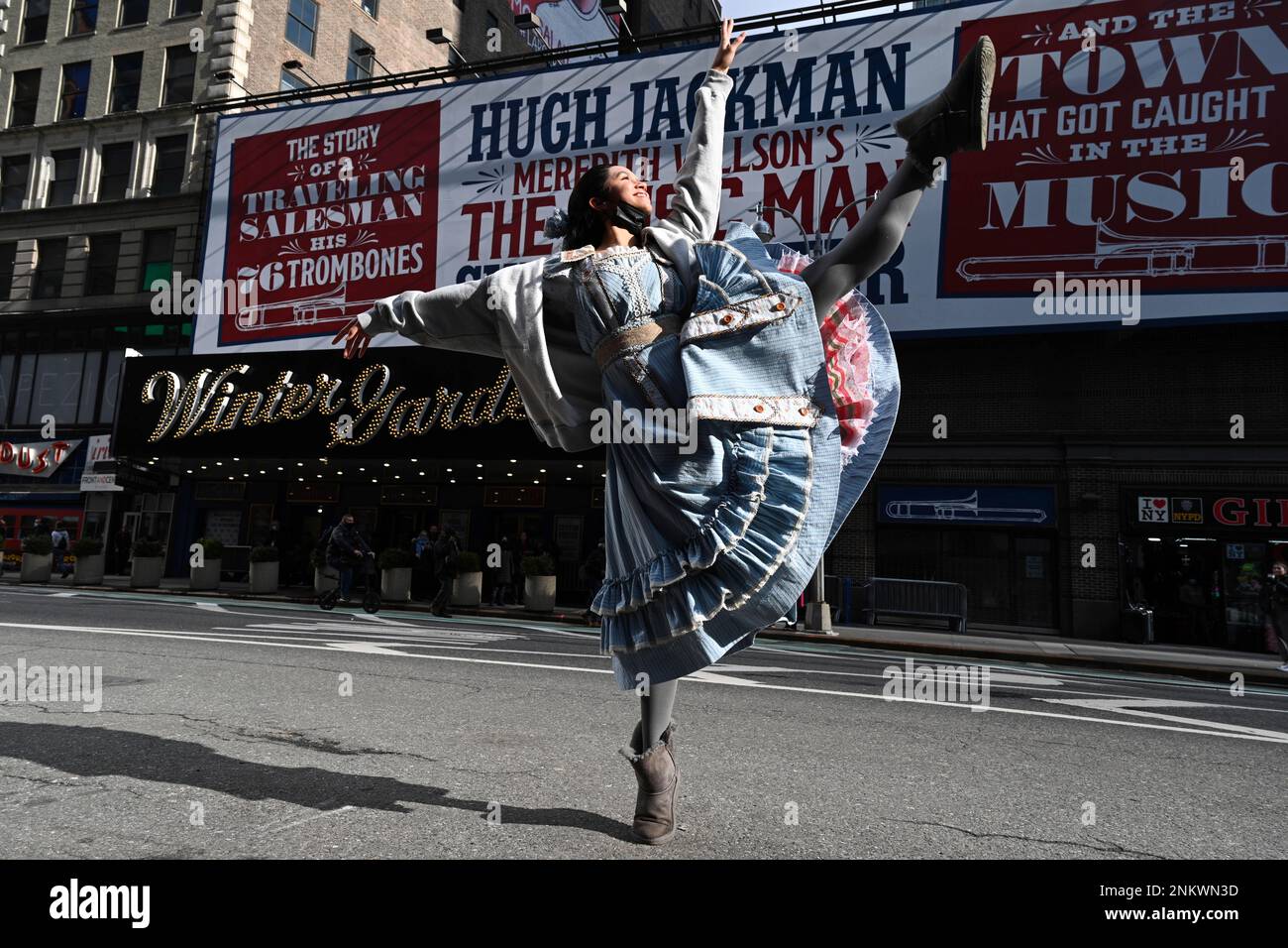 Photo by: NDZ/STAR MAX/IPx 2022 2/8/22 Cast member Emma Crow dances at ...