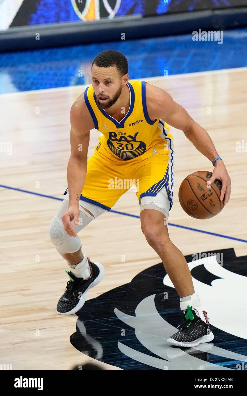 Golden State Warriors guard Stephen Curry (30) brings the ball up court ...