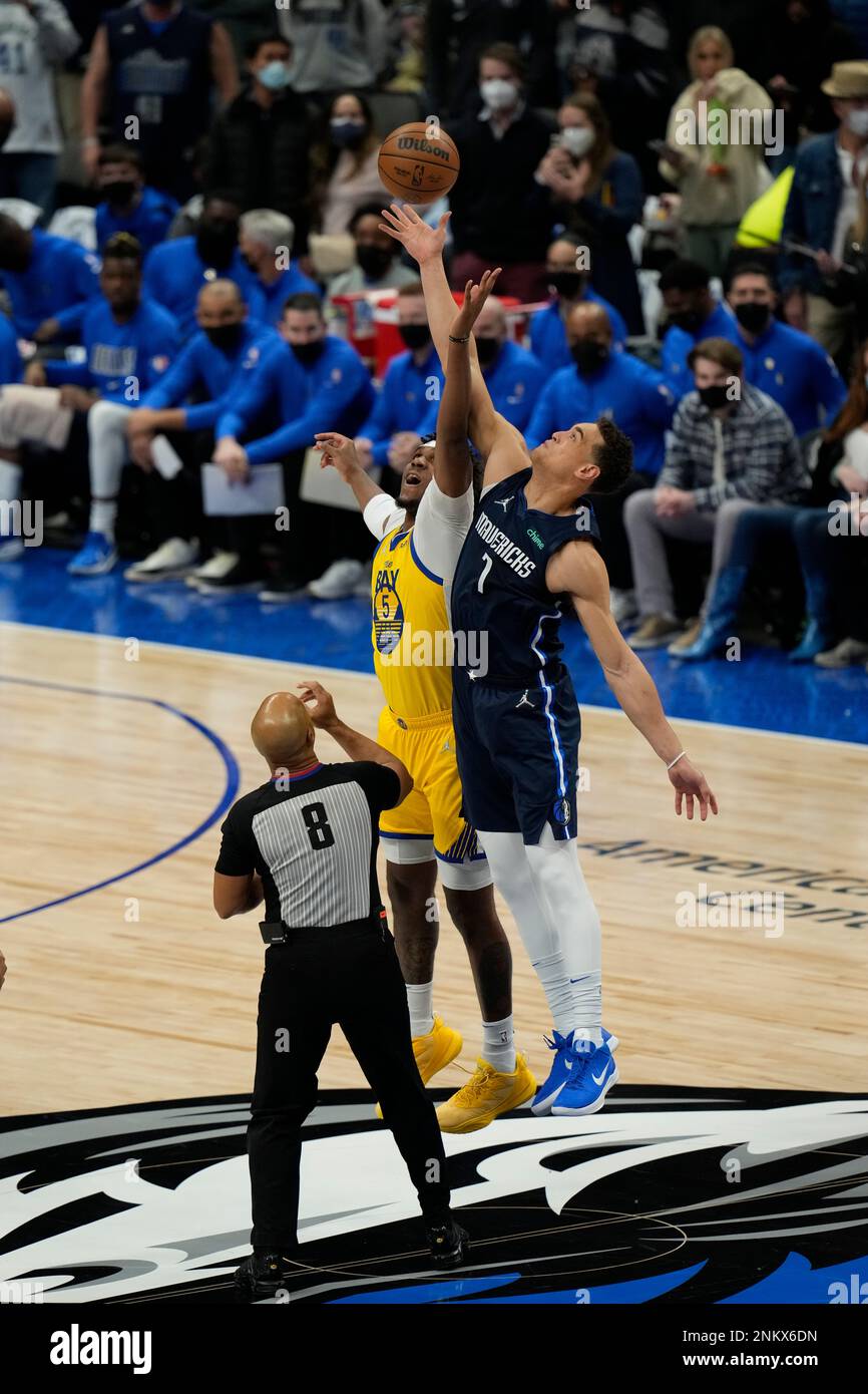 Dallas Mavericks center Dwight Powell (7) jumps against Kevon Looney (5 ...