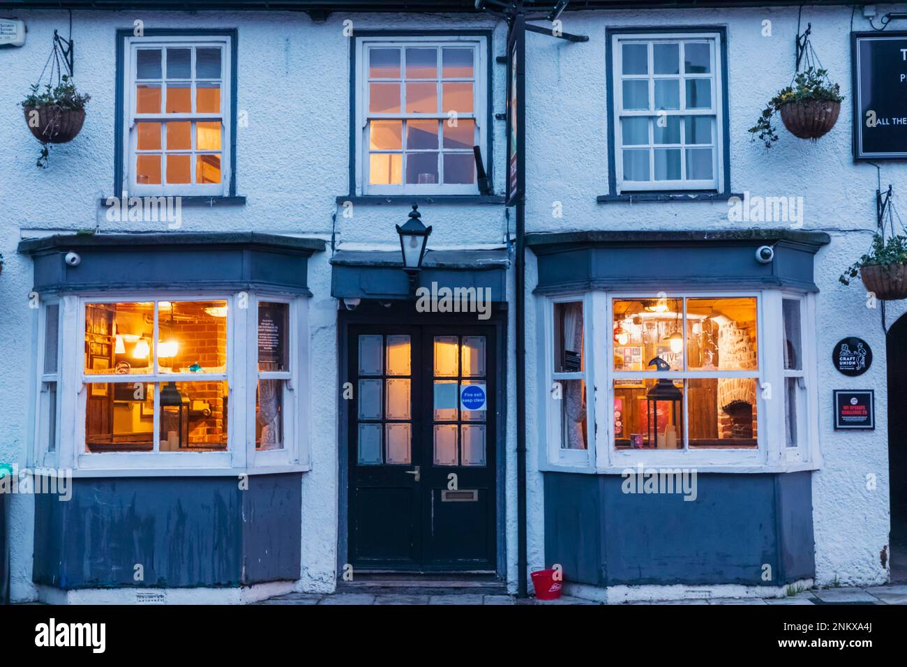 England, Dorset, Blandford Forum, The Dolphin Pub Stock Photo - Alamy