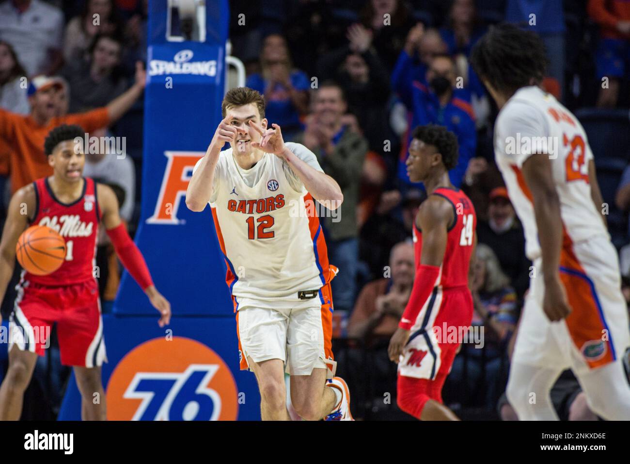 February 5, 2022: Florida Gators forward Colin Castleton (12) looks for ...