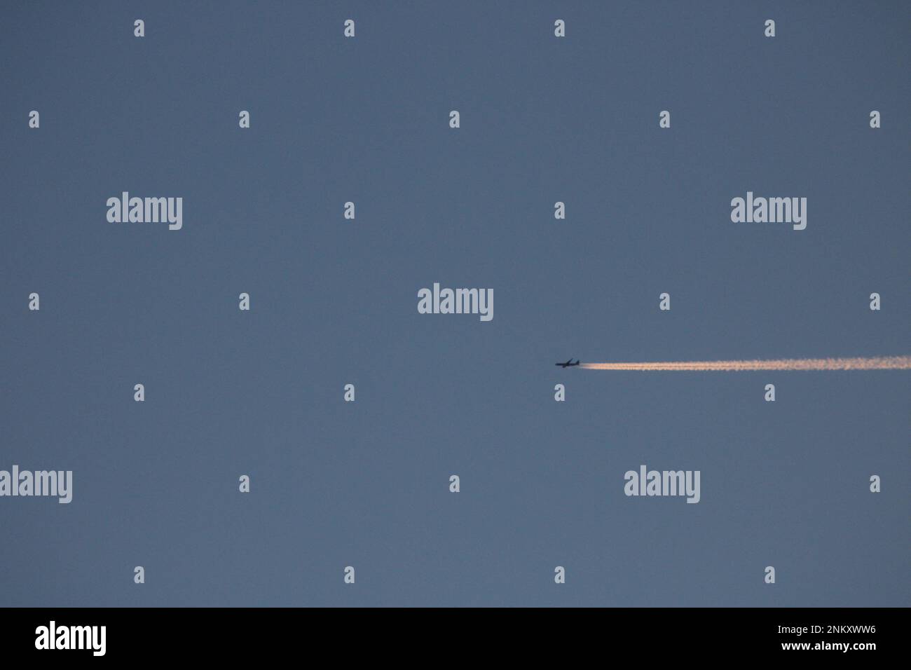 Aeroplane flight trail hi-res stock photography and images - Alamy