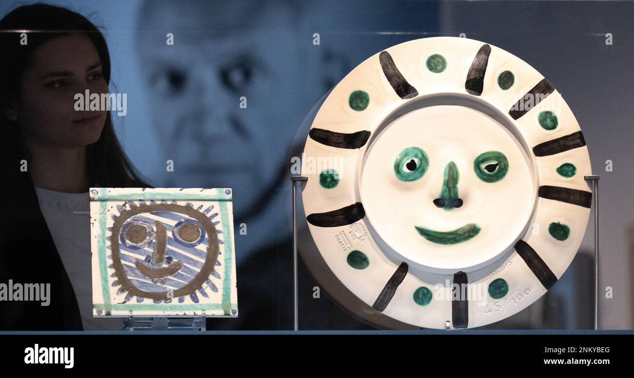 24 February 2023, Saxony-Anhalt, Halle (Saale): The ceramics "Mask" (l ...