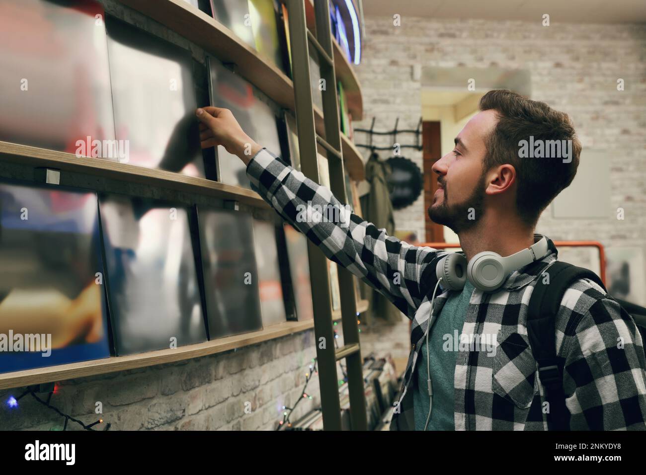 Man choosing vinyl records hi-res stock photography and images - Alamy