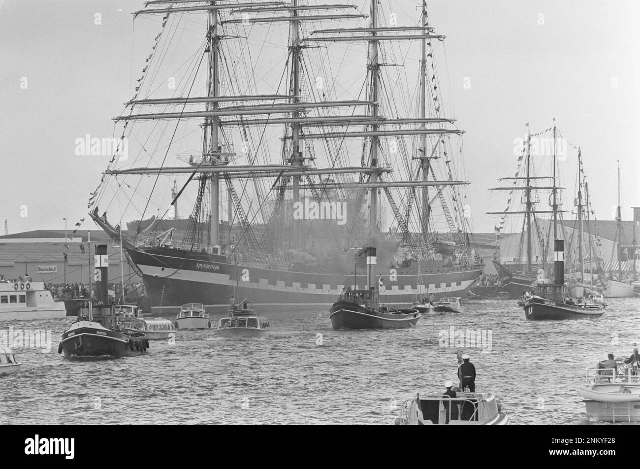 Steam tugs hi-res stock photography and images - Alamy