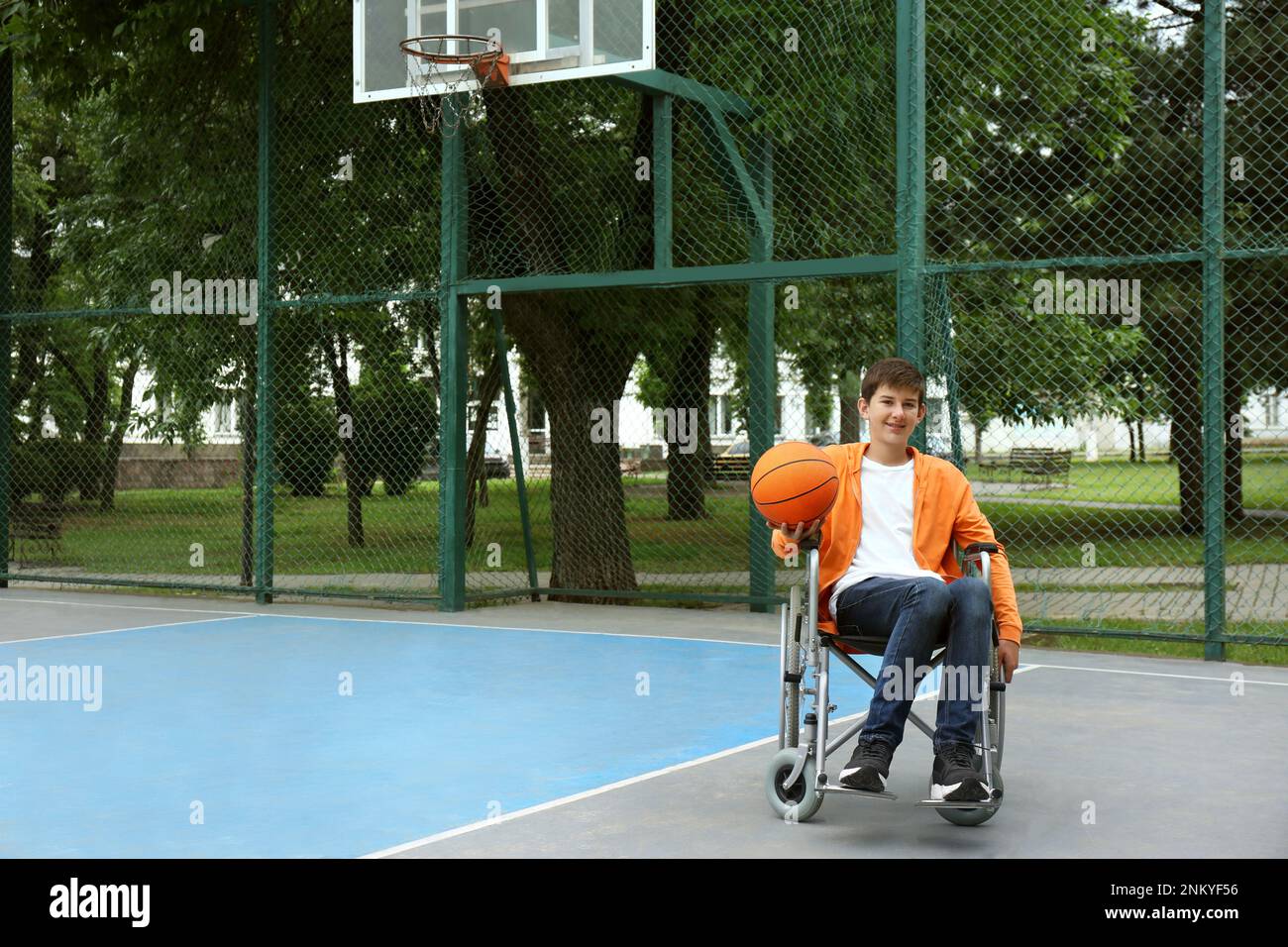 Disabled teenager playing basketball hi-res stock photography and ...