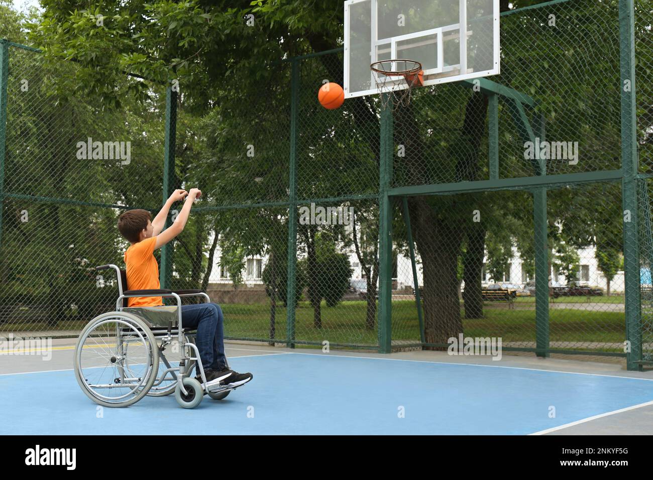Disabled teenager playing basketball hi-res stock photography and ...