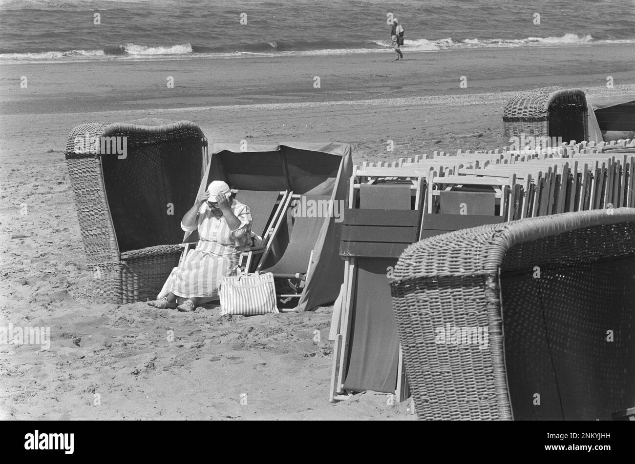 Bad summer for seaside resorts; an almost empty beach in Zandvoort ca ...