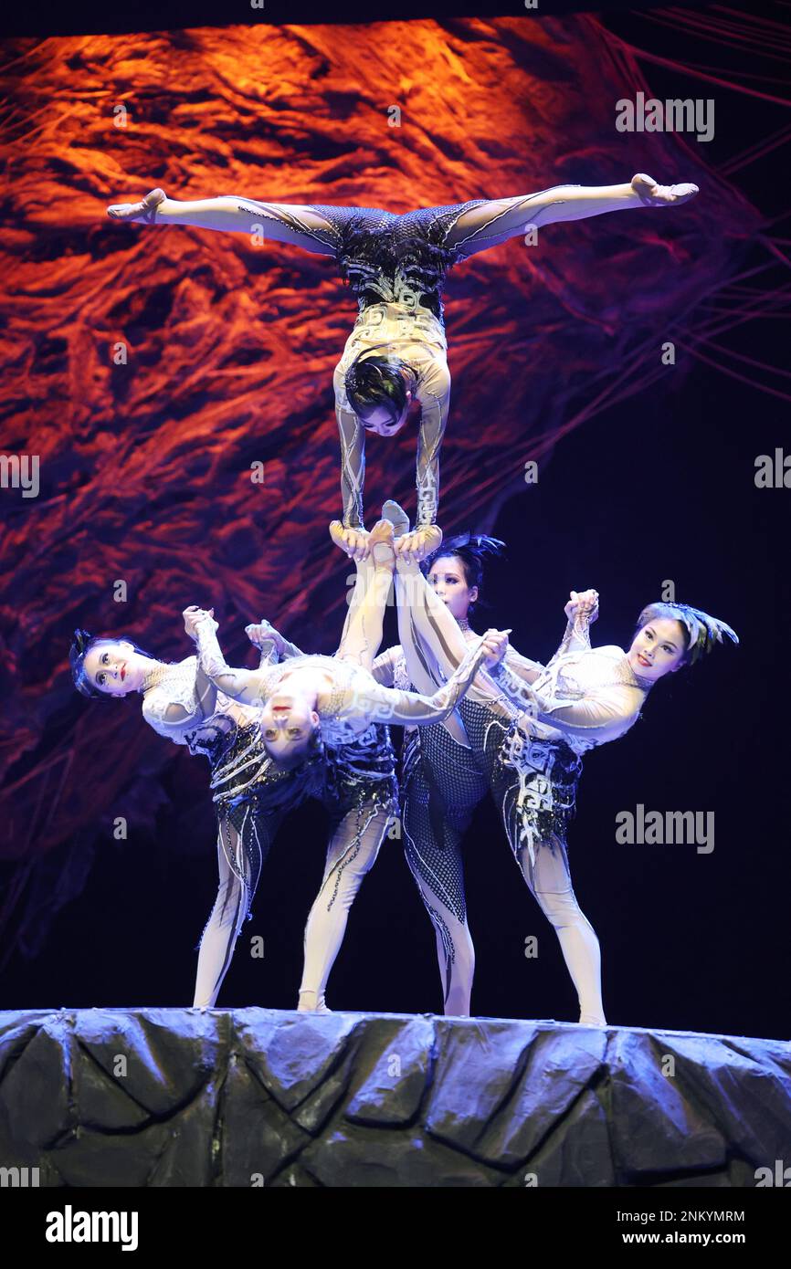 Acrobatic ballet hi-res stock photography and images - Alamy