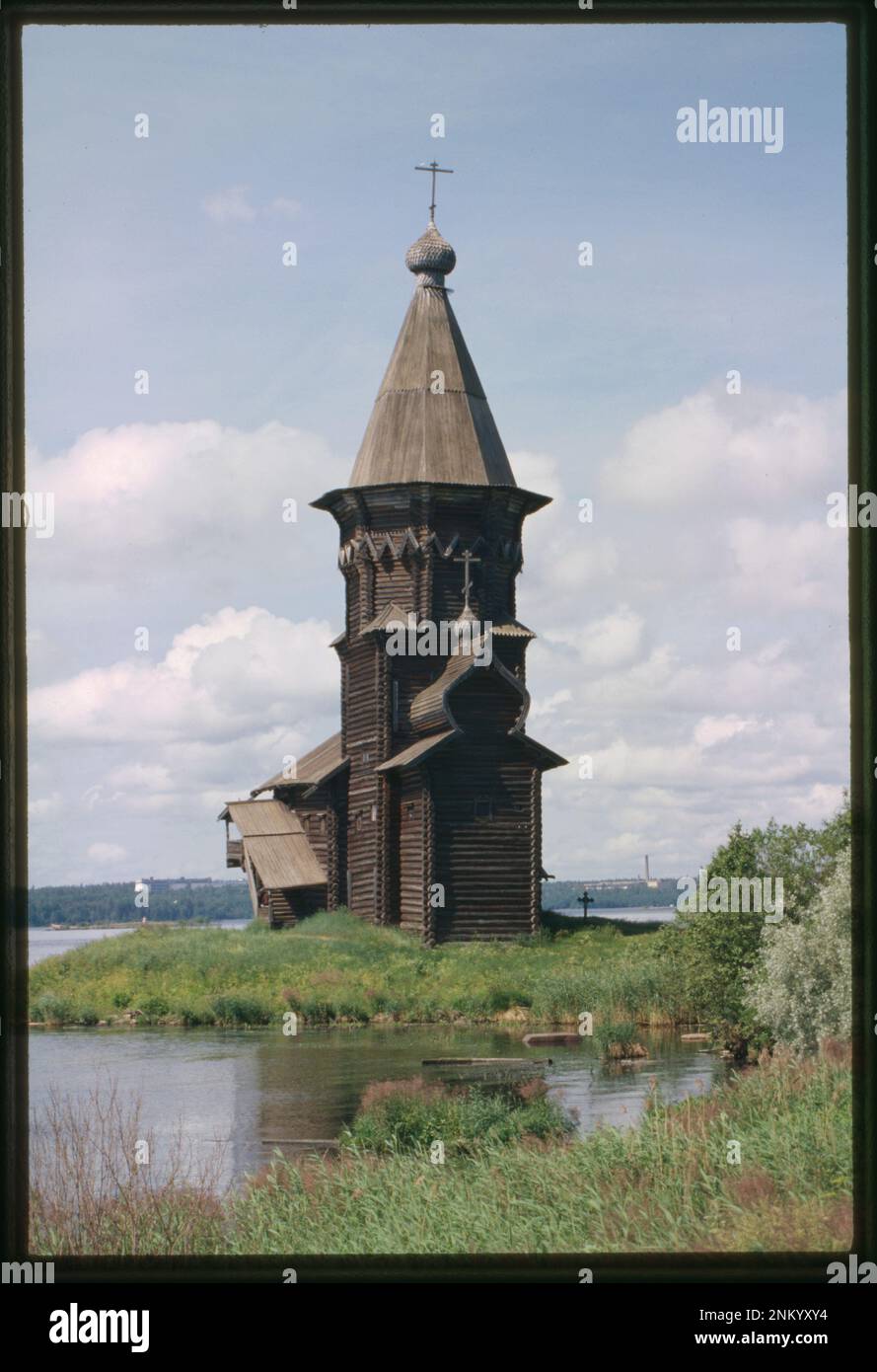 Log buildings russia federation 2000 hi-res stock photography and ...