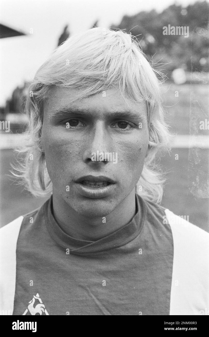 Press day at Ajax. Footballer Robert Kok ca. 19 July 1976 Stock Photo ...