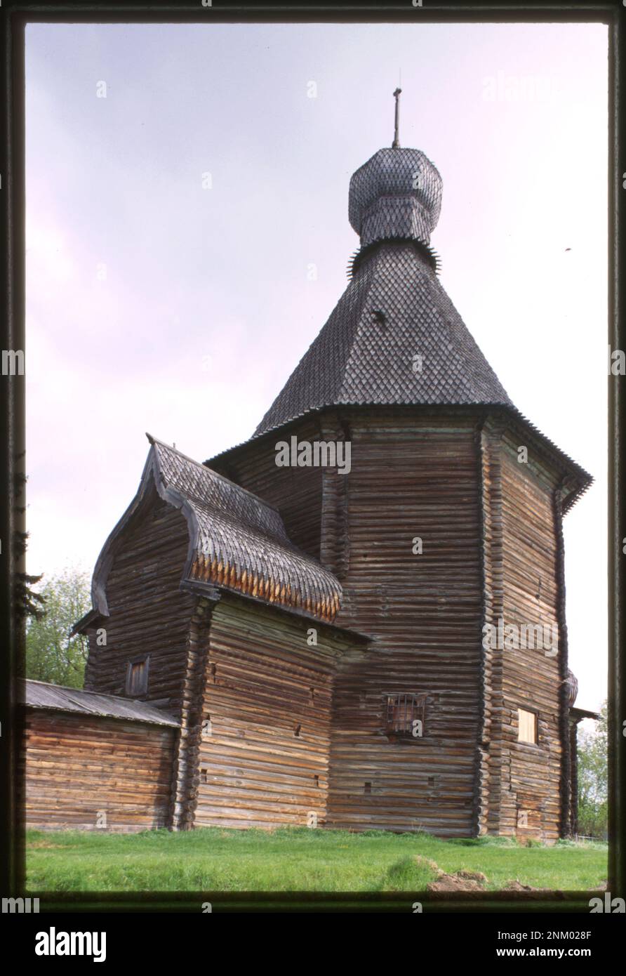 Log buildings russia federation 1990 2000 hi-res stock photography and ...