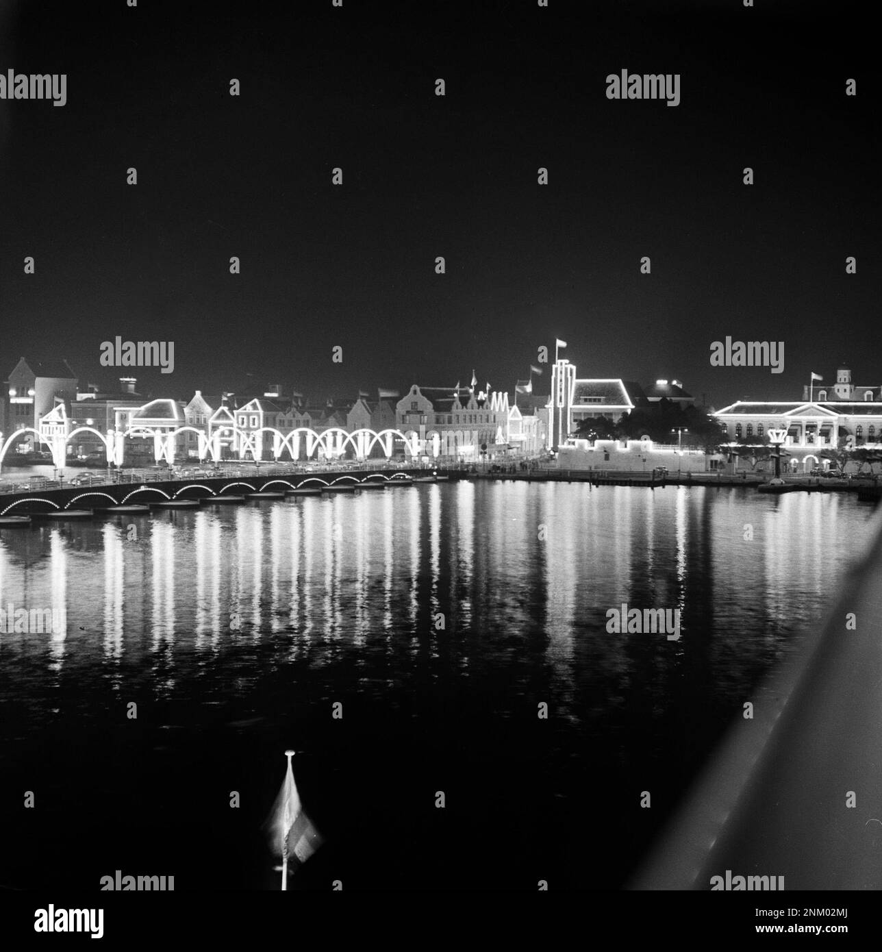 The illuminated Emma Bridge in Willemstad. To the right the Governor's ...