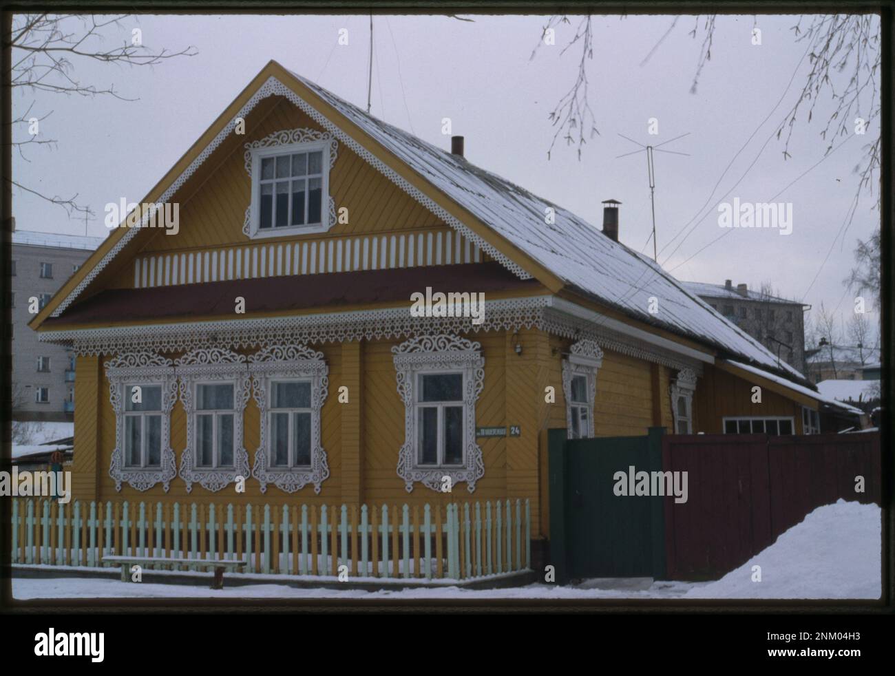 Log buildings russia federation 1990 2000 hi-res stock photography and ...
